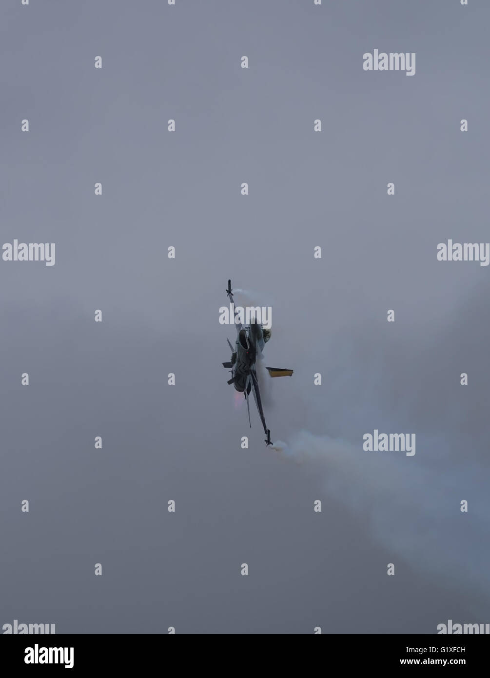 F16 fighter jet aircraft in flight Stock Photo - Alamy