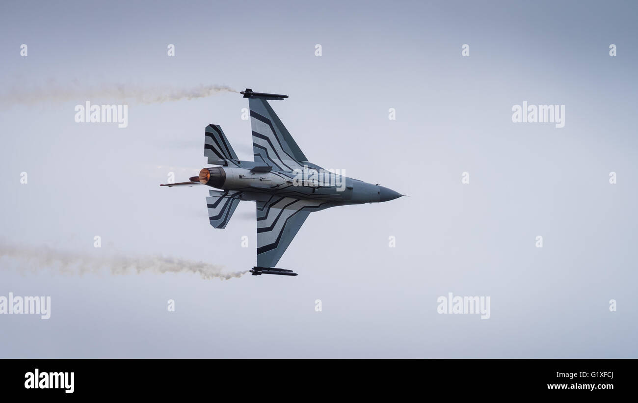 F16 fighter jet aircraft in flight Stock Photo - Alamy