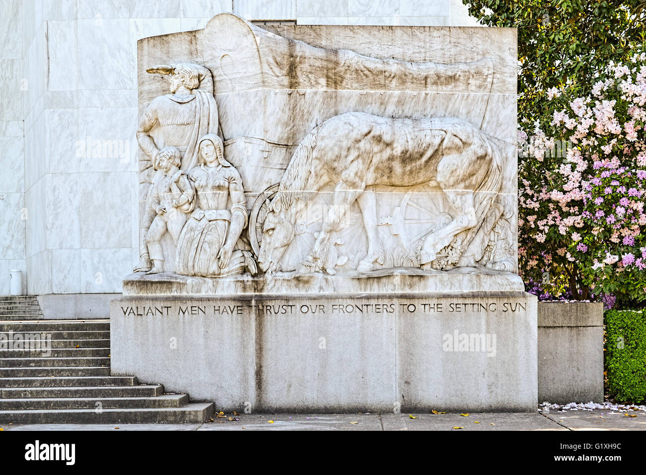 Pioneer woman sculpture in hi-res stock photography and images - Alamy
