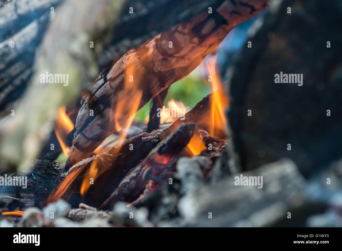 Fire with wood hi-res stock photography and images - Alamy