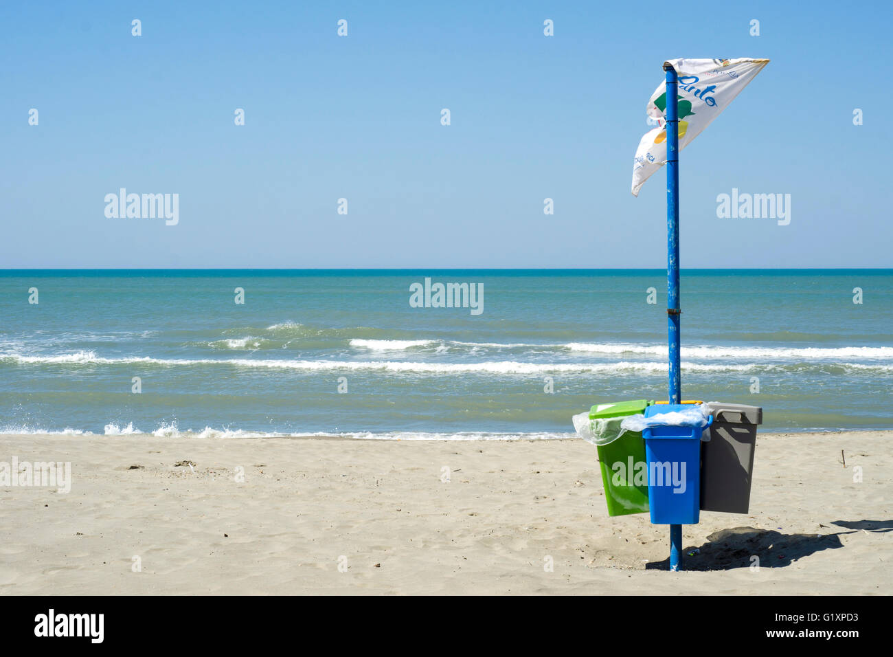 Recycling bins on beach hi-res stock photography and images - Alamy