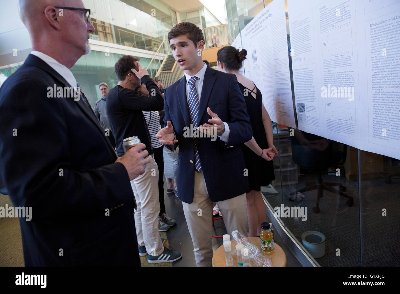 Students science fair hi-res stock photography and images - Alamy
