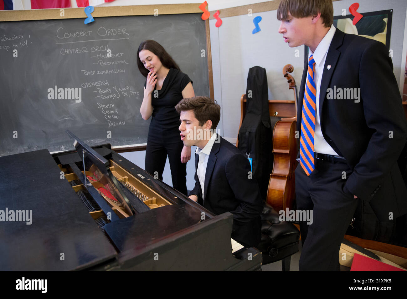 Teenagers singing school hi-res stock photography and images - Alamy