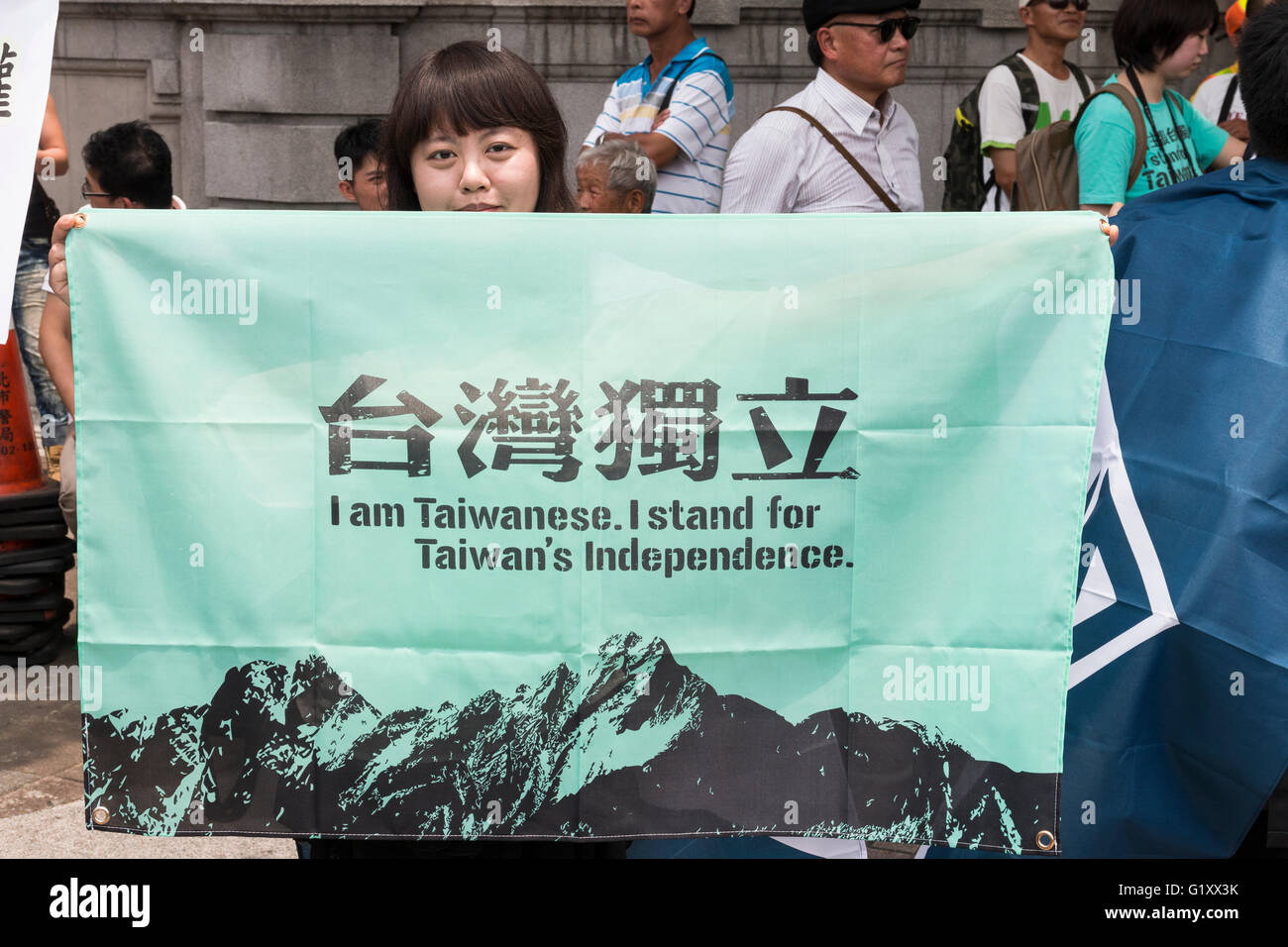 A woman holds up a banner with the Chinese text “Taiwan independence ...