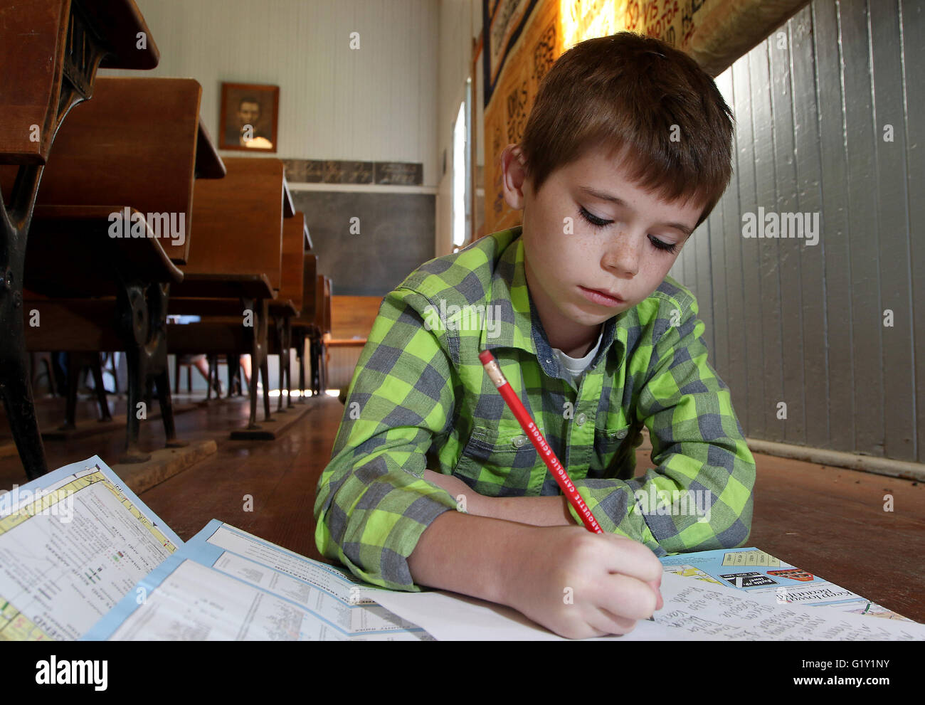 Miles, Iowa, USA. 19th May, 2016. With a map spread out on the floor ...