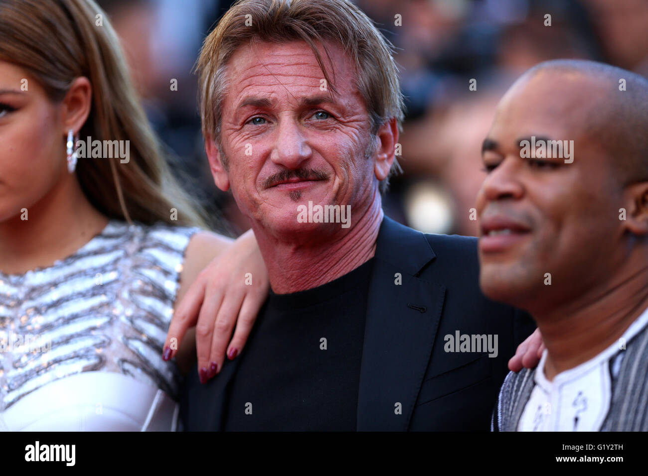 Cannes, France. 20th May, 2016. Director Sean Penn (C) poses on the red ...