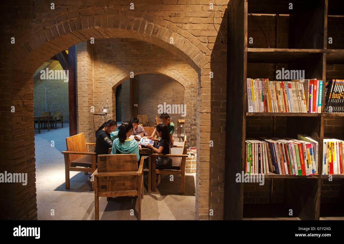 Mengzhou, China's Henan Province. 20th May, 2016. Children read books ...