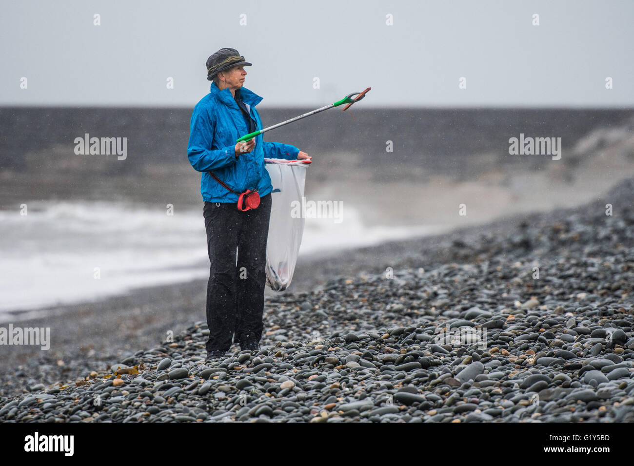 Male litter picker hi-res stock photography and images - Alamy