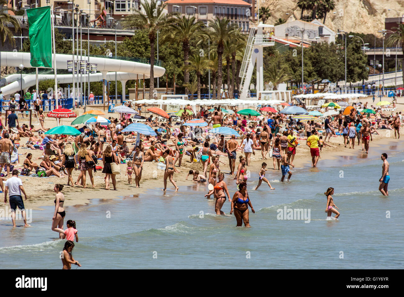 Alicante, Spain. 21st May, 2016. People enjoying the beach in Alicante ...