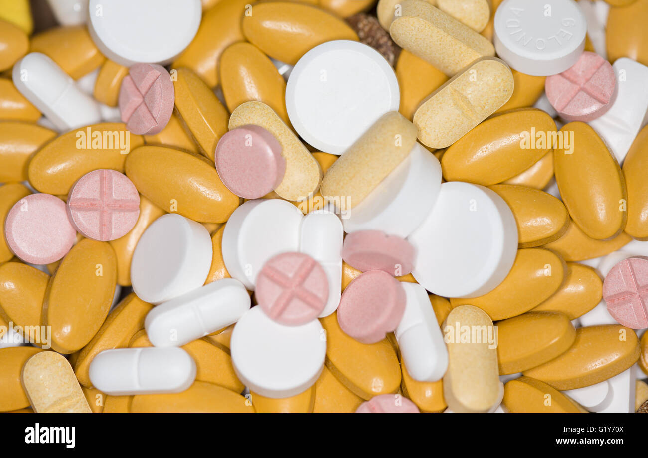 Osnabrueck, Germany. 17th May, 2016. ILLUSTRATION - Tablets, capsules ...