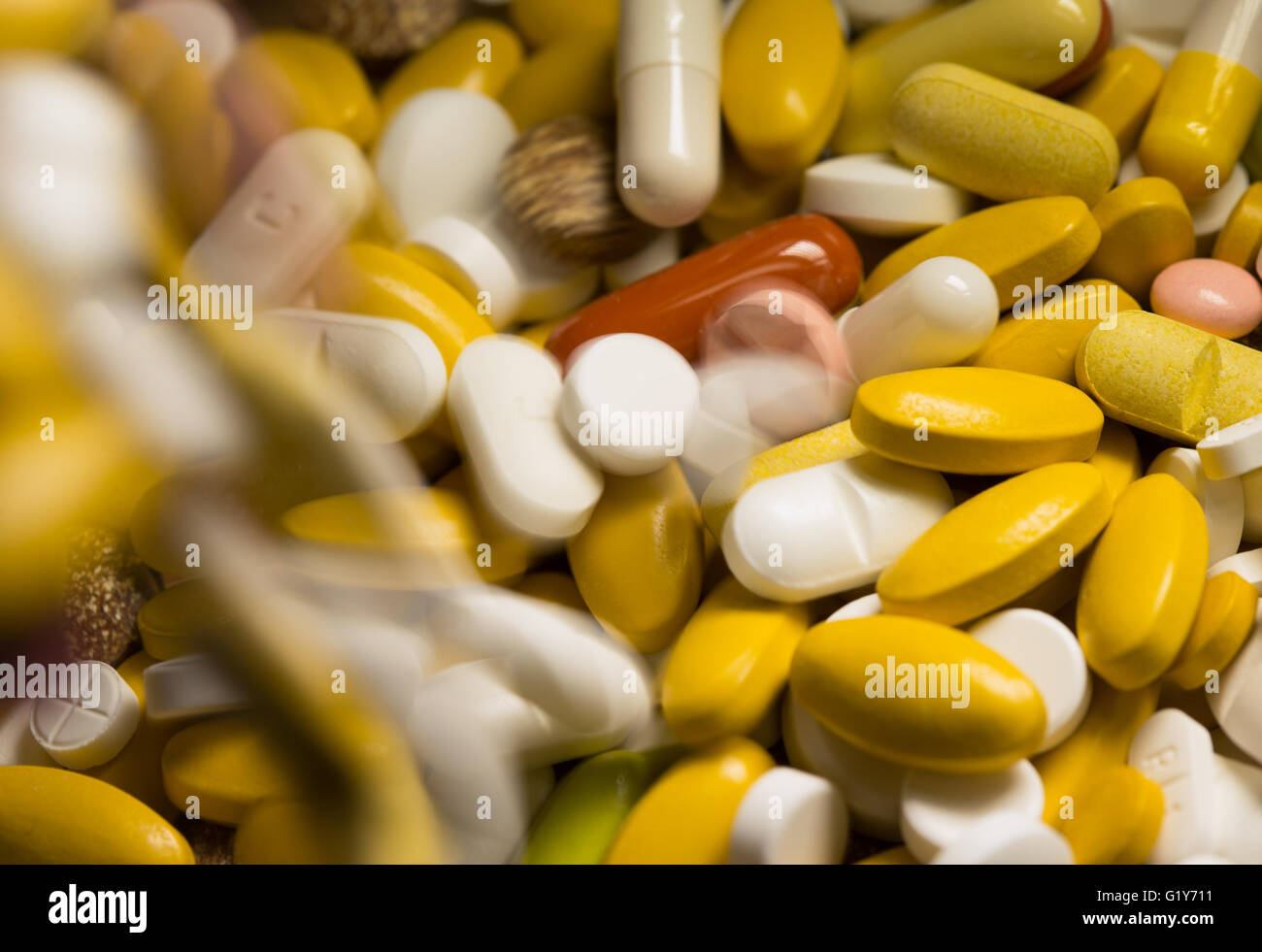 Osnabrueck, Germany. 17th May, 2016. ILLUSTRATION - Tablets, capsules ...