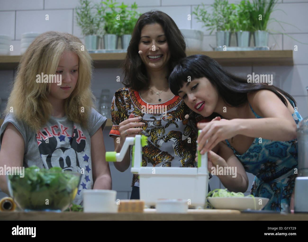Sisters jasmine and melissa hemsley food bloggers hi-res stock ...