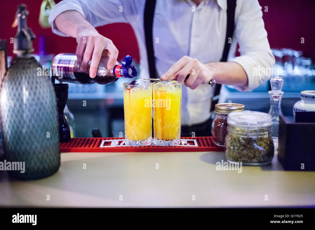 Barman preparing cocktail Stock Photo - Alamy