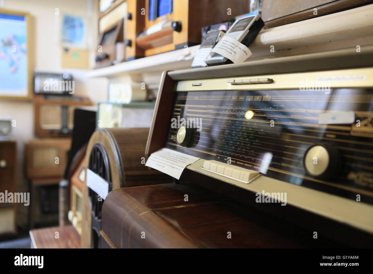 Old vintage radio collection hi-res stock photography and images - Alamy