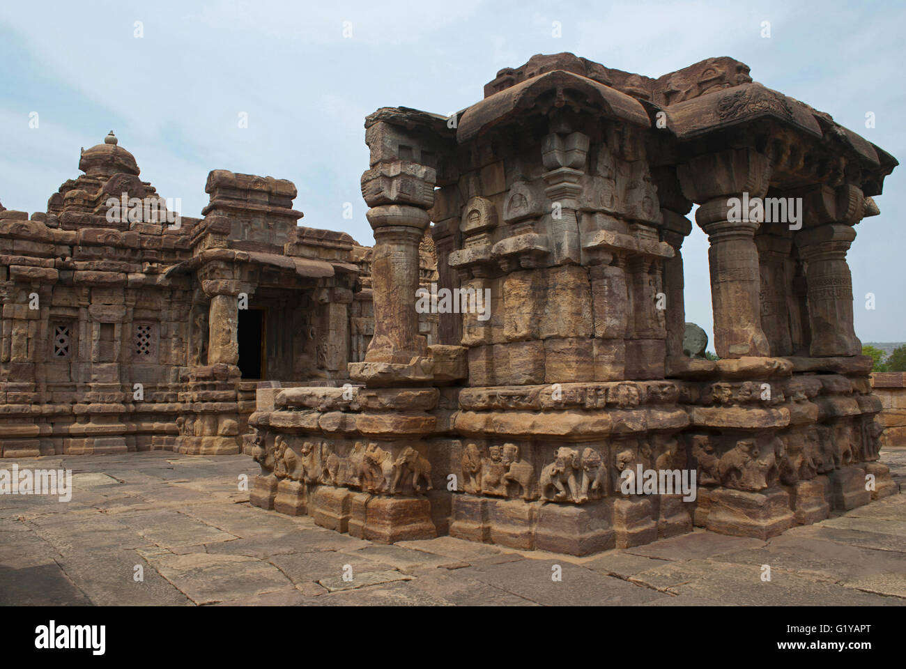 Open Nandi mandapa and the entrance to the Mallikarjuna Temple ...