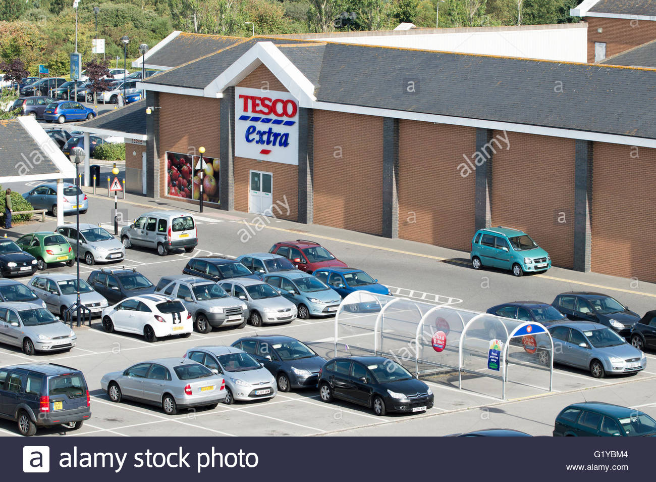 Tesco Extra Parking Shop Shopping Stock Photos & Tesco Extra Parking ...