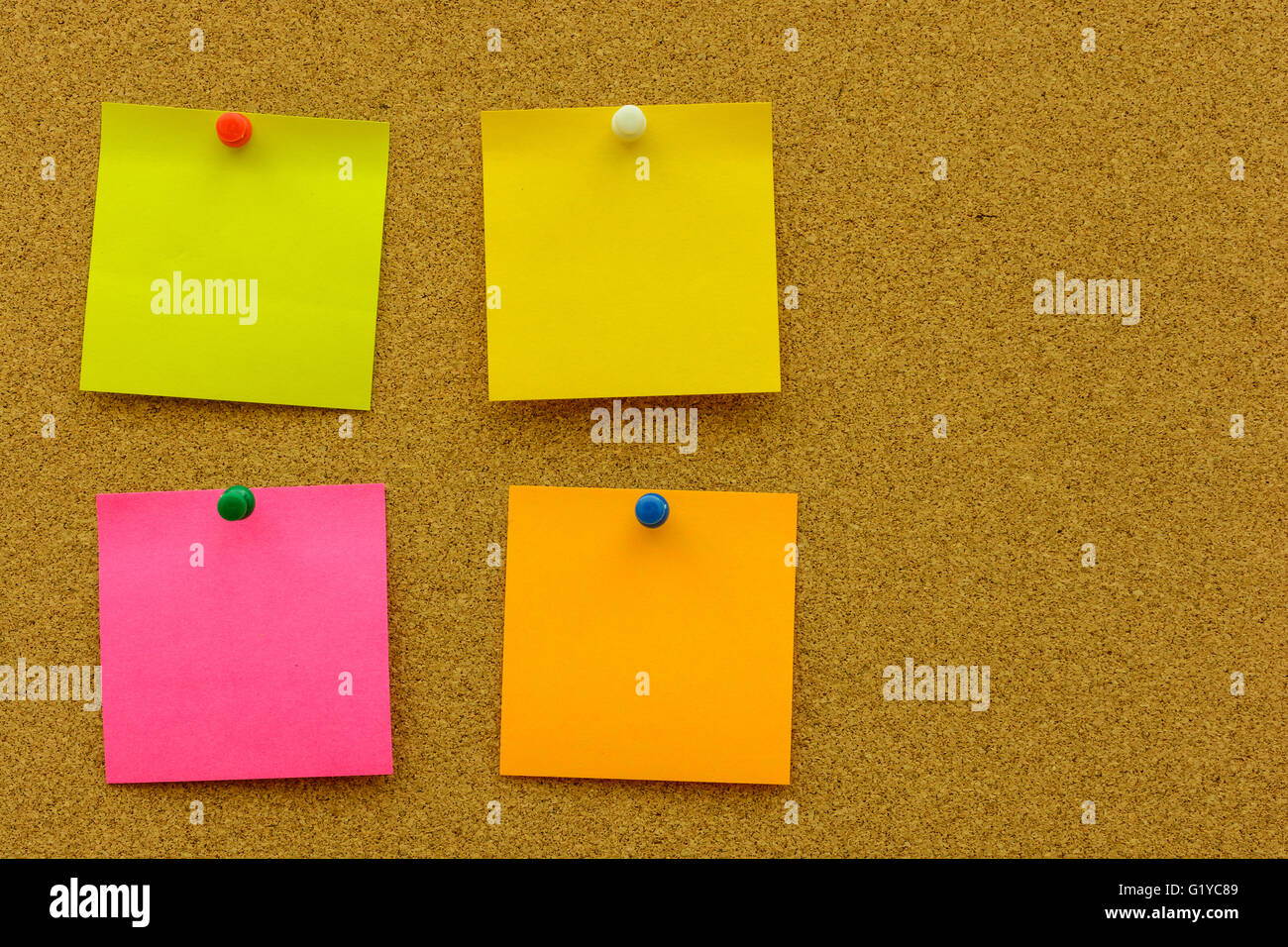 Color note paper with color pin on the cork board Stock Photo - Alamy