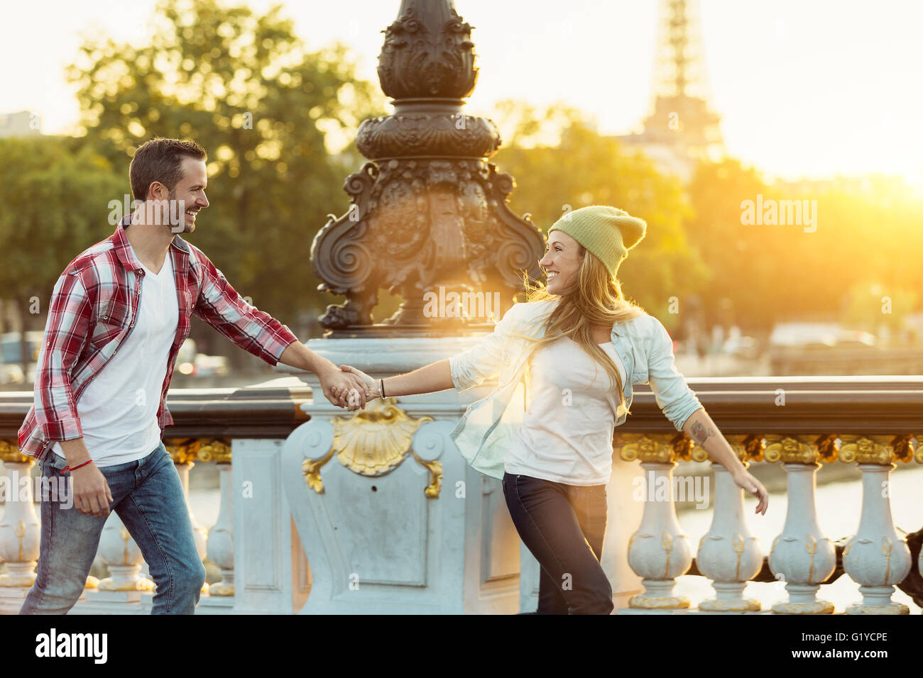 Eiffel tower young couple hi-res stock photography and images - Alamy