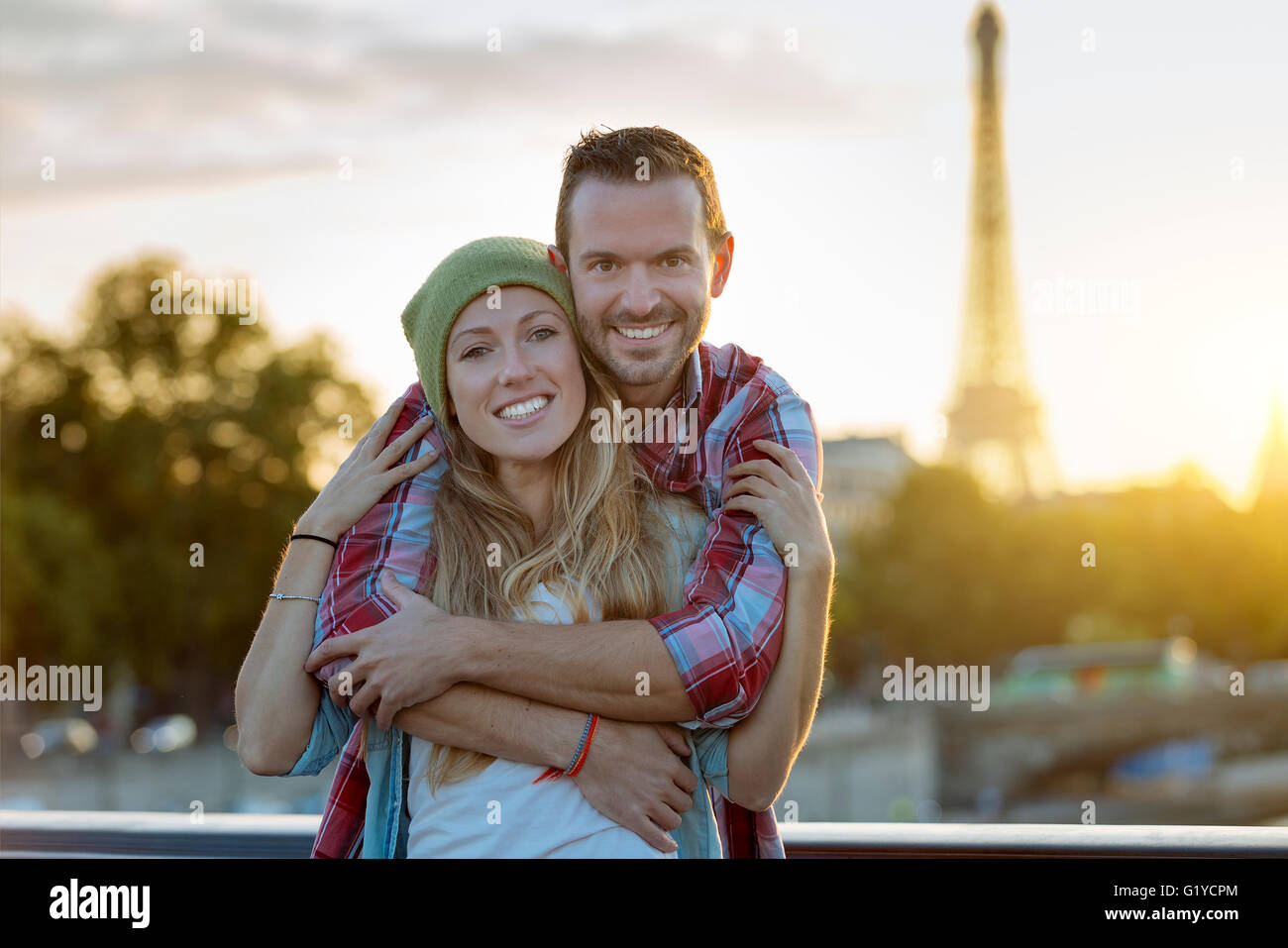 Eiffel tower sunset couple hi-res stock photography and images - Alamy
