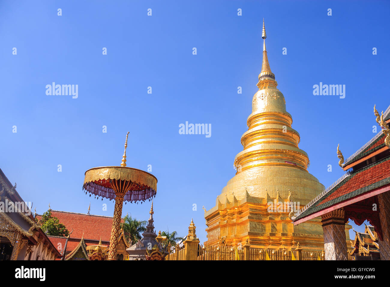 Pagoda statue hi-res stock photography and images - Alamy
