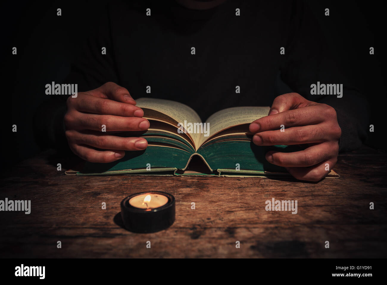 Reading by candle light hi-res stock photography and images - Alamy