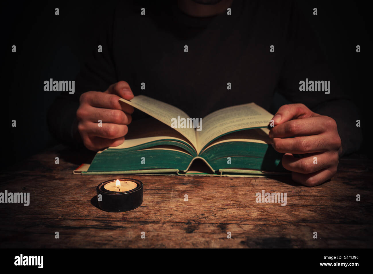 Reading by candle light hi-res stock photography and images - Alamy