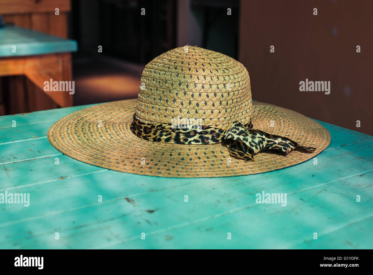 Vintage beach straw hat hi-res stock photography and images - Alamy