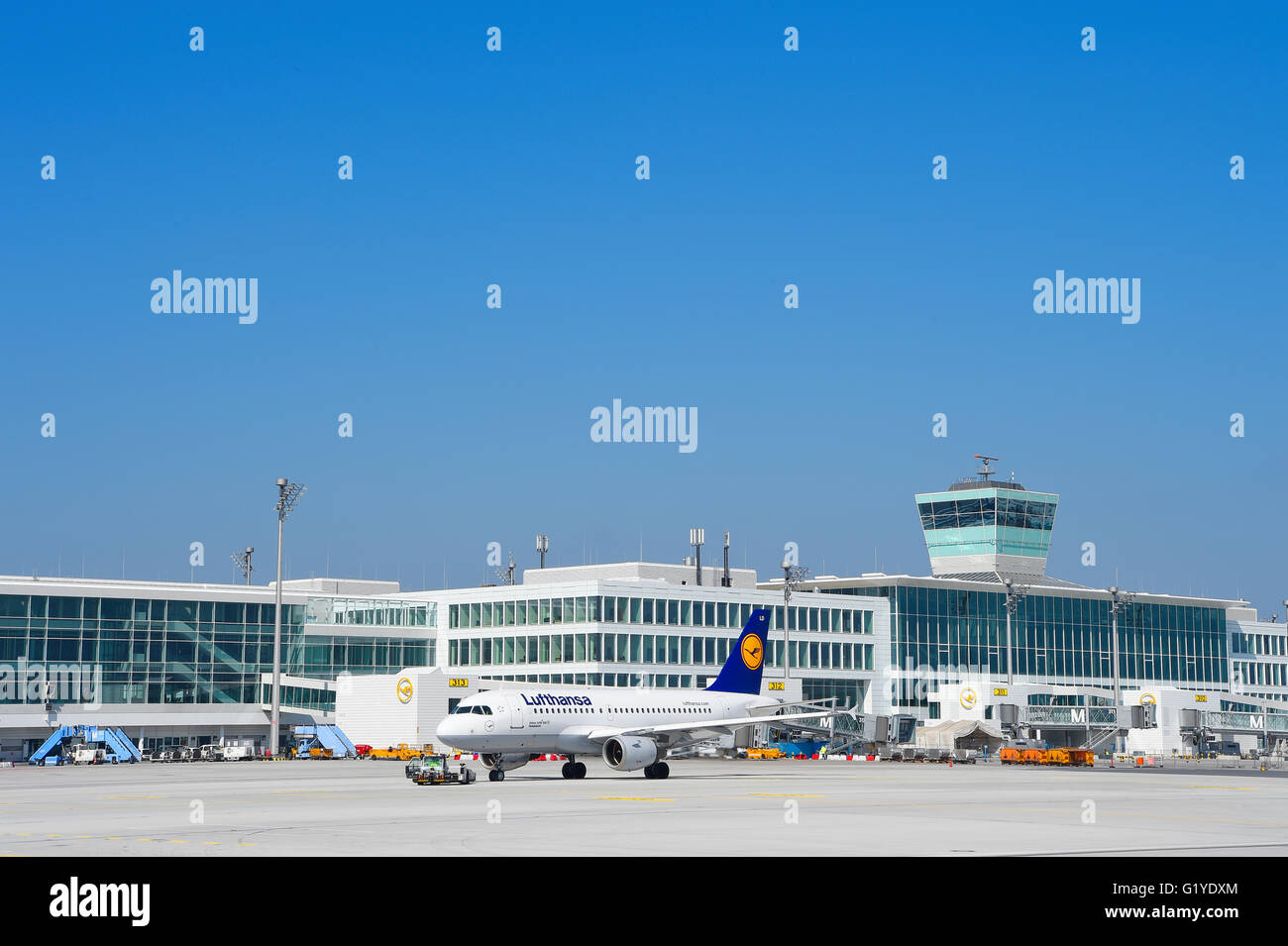 Lufthansa Airbus A 319-100, Tower, Satellite, Terminal 2, departure ...