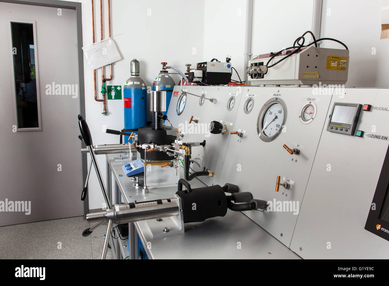 Apparatus to generation of high-pressure at a geology laboratory Stock ...