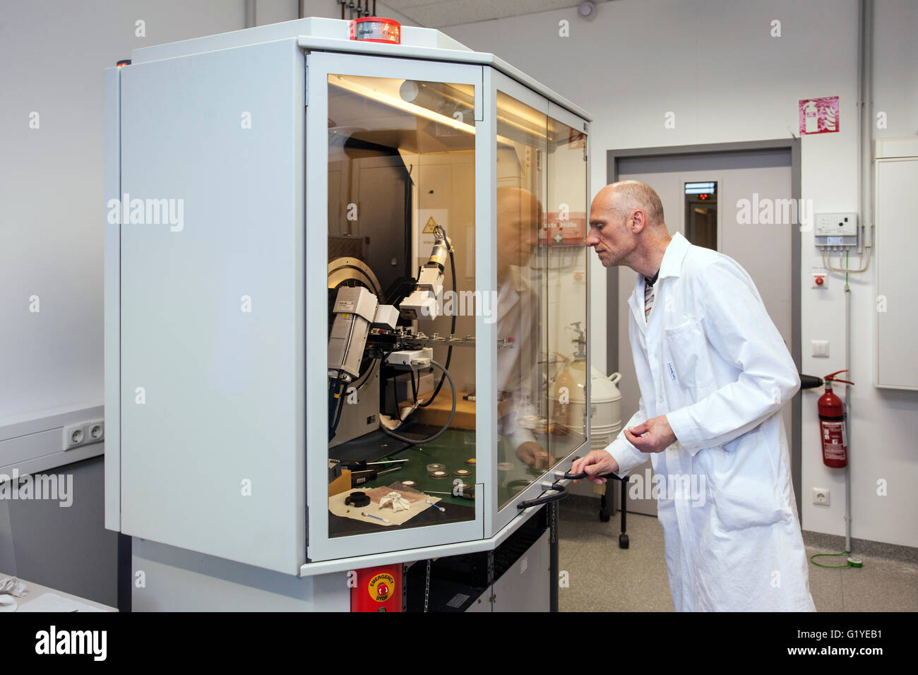X ray machine operator hi-res stock photography and images - Alamy
