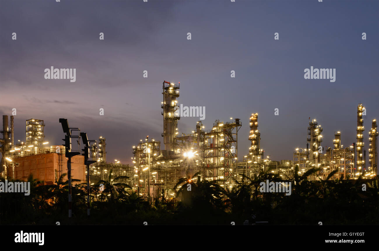Oil Refinery factory Stock Photo - Alamy
