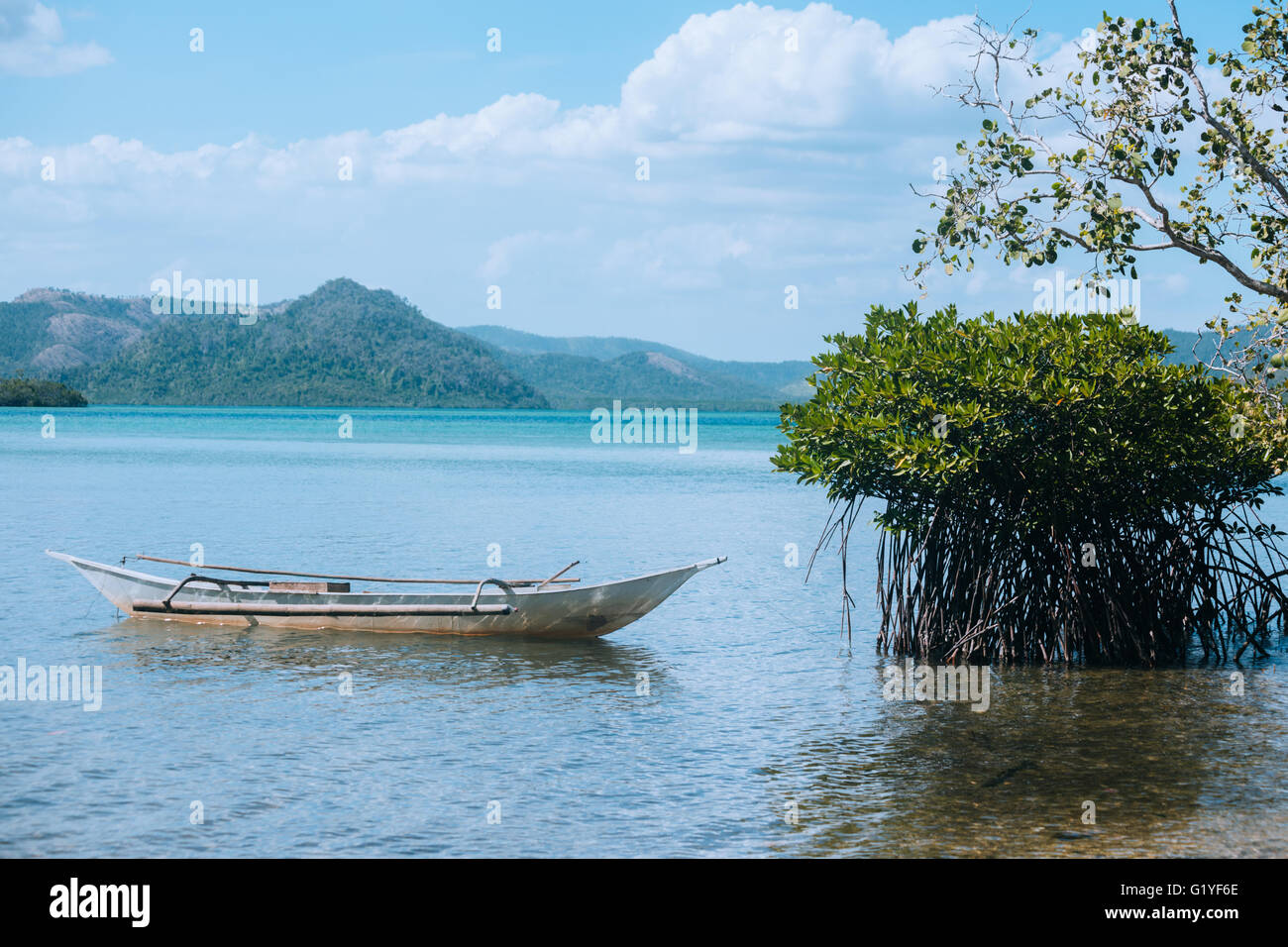 A small boat on a tropical beach Stock Photo - Alamy