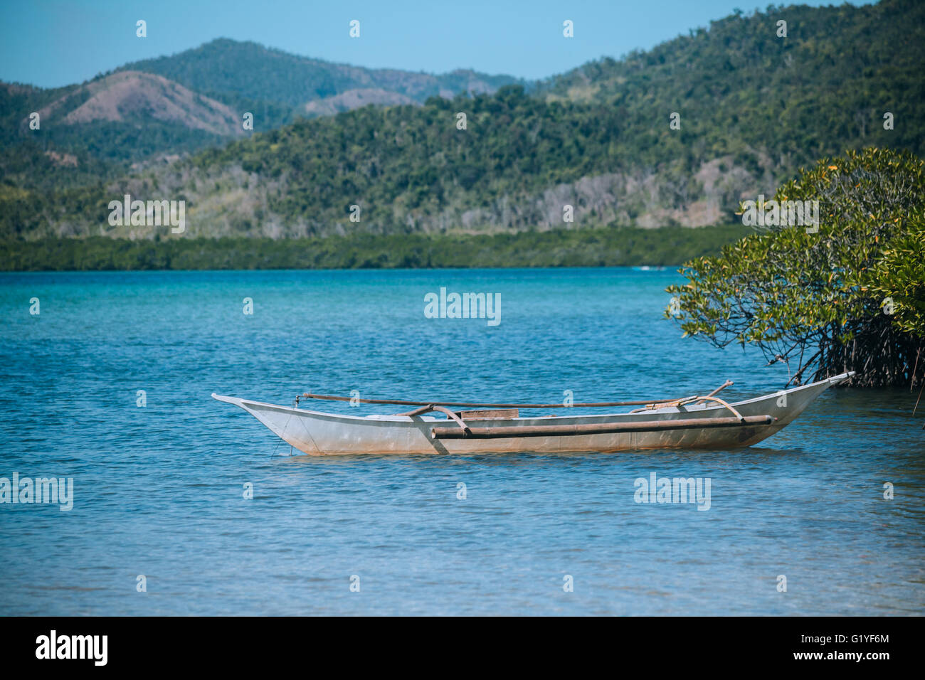 A small boat on a tropical beach Stock Photo - Alamy
