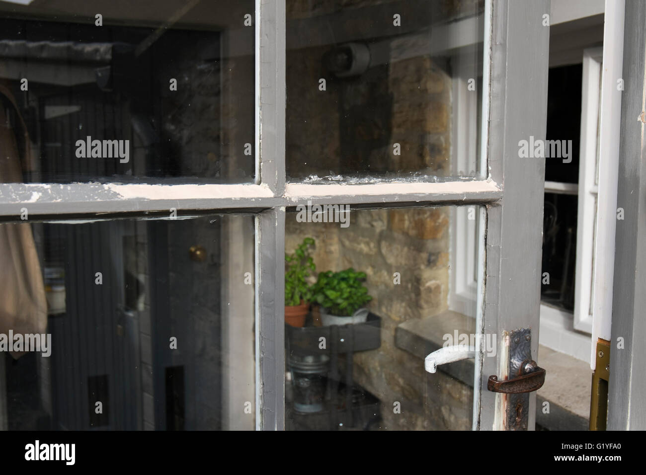 Putty glazing hi-res stock photography and images - Alamy