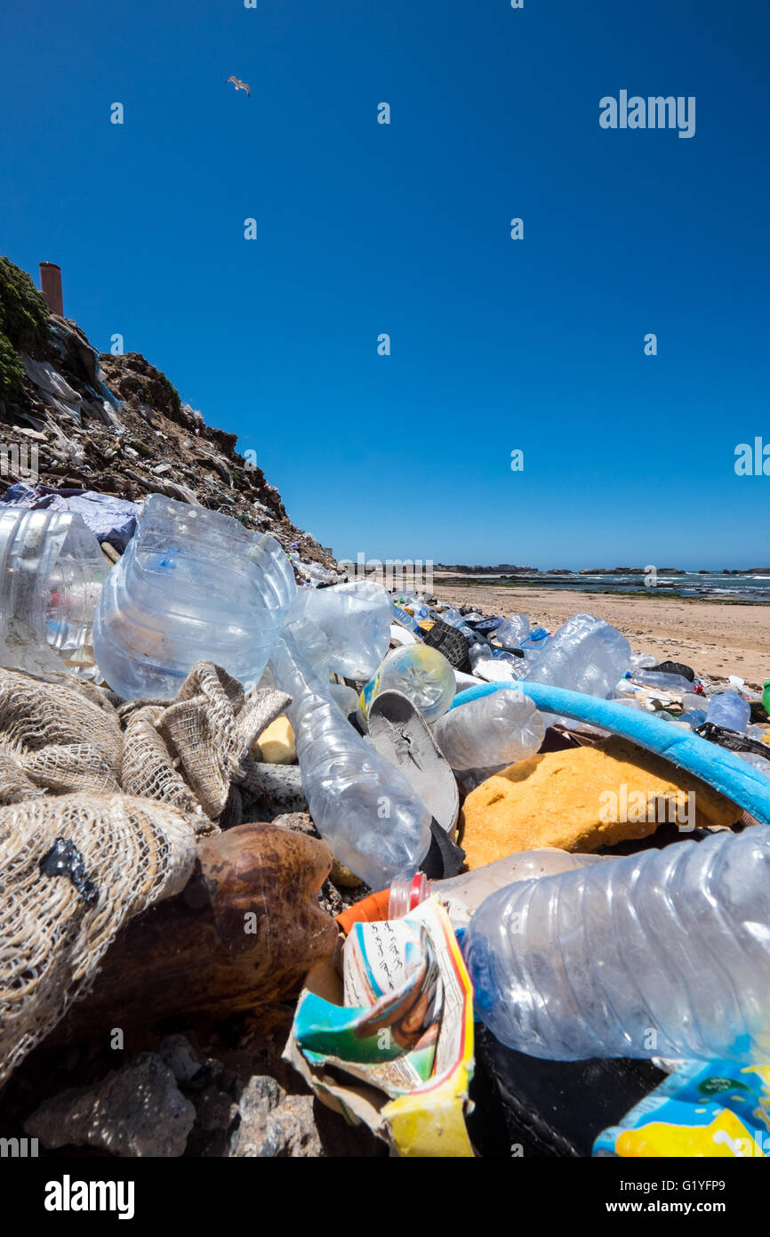 Rubbish on beach hi-res stock photography and images - Alamy
