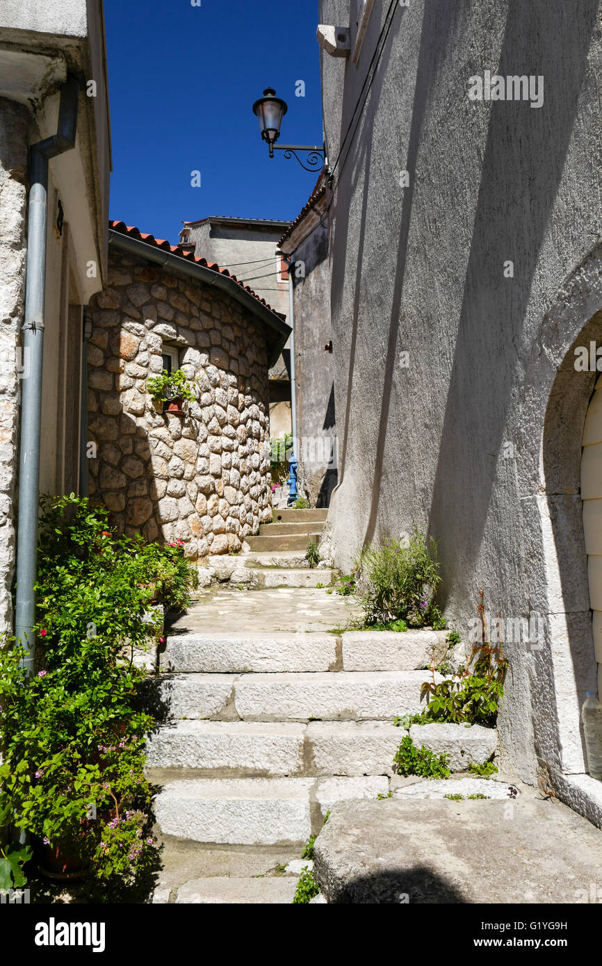 Village lane hi-res stock photography and images - Alamy