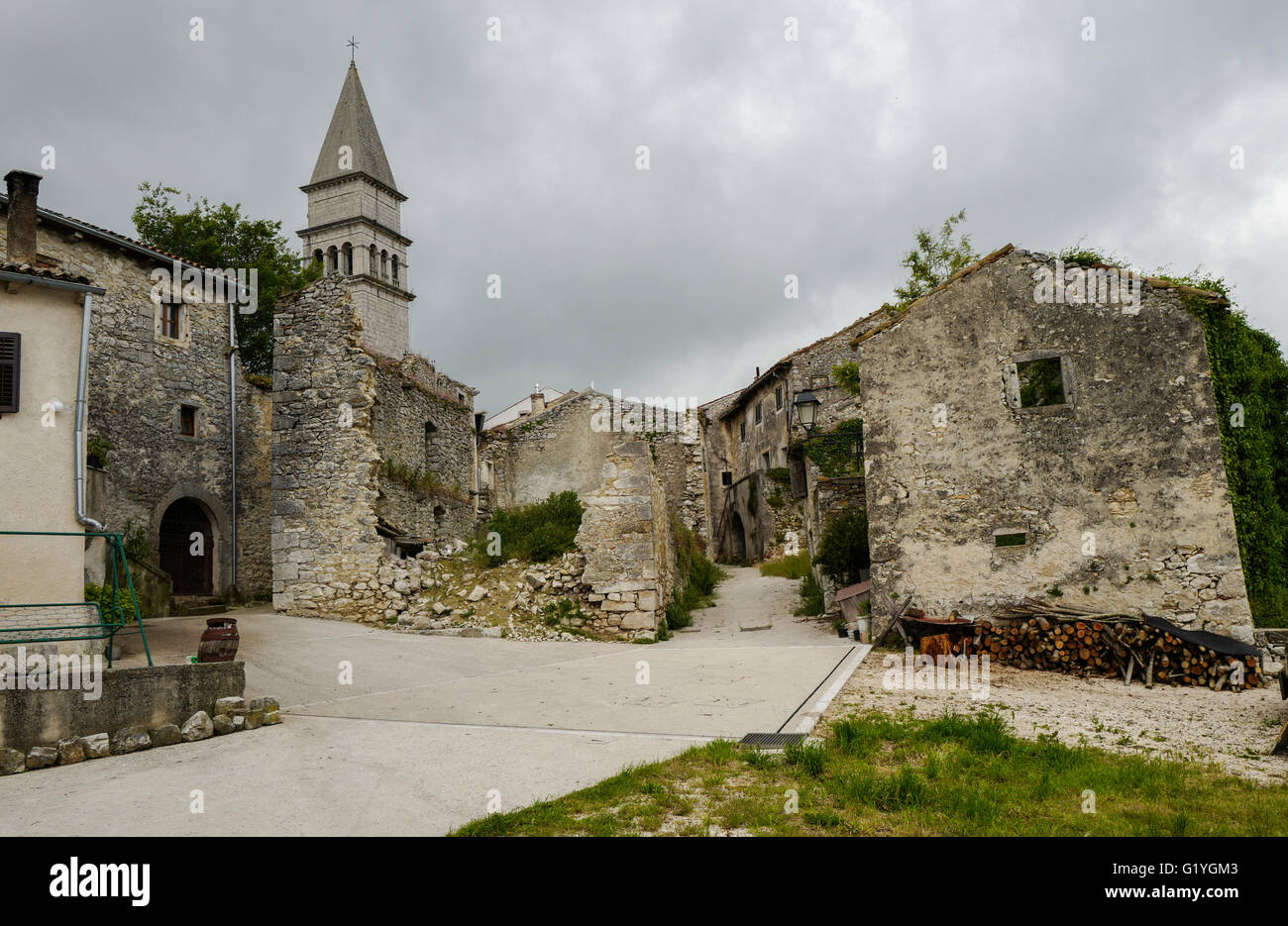 Old stone houses hi-res stock photography and images - Alamy