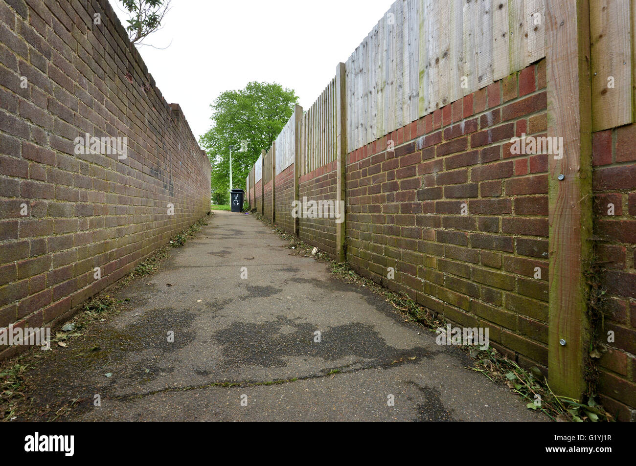 Alleyway danger hi-res stock photography and images - Alamy