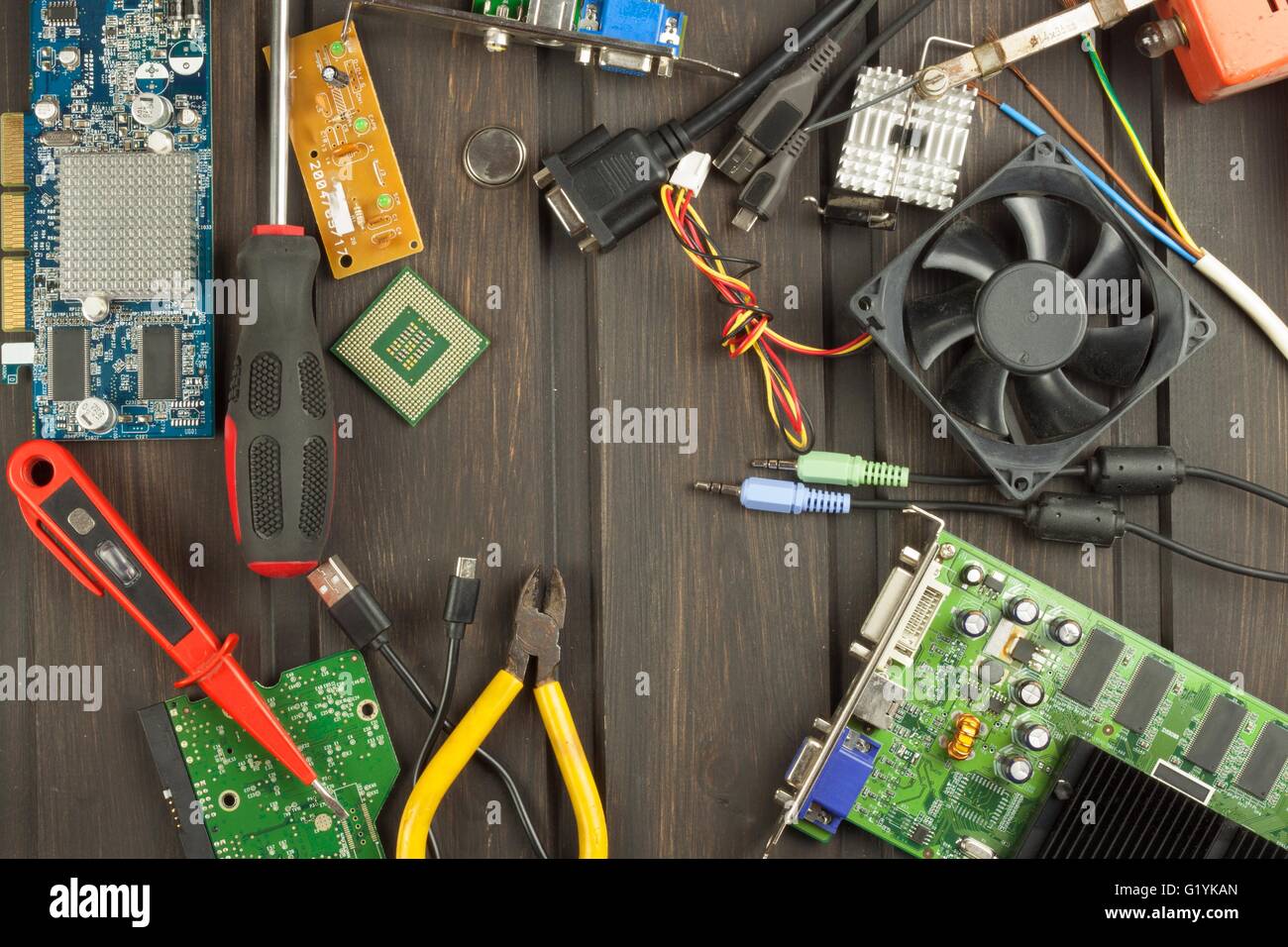 Desktop clutter hi-res stock photography and images - Alamy