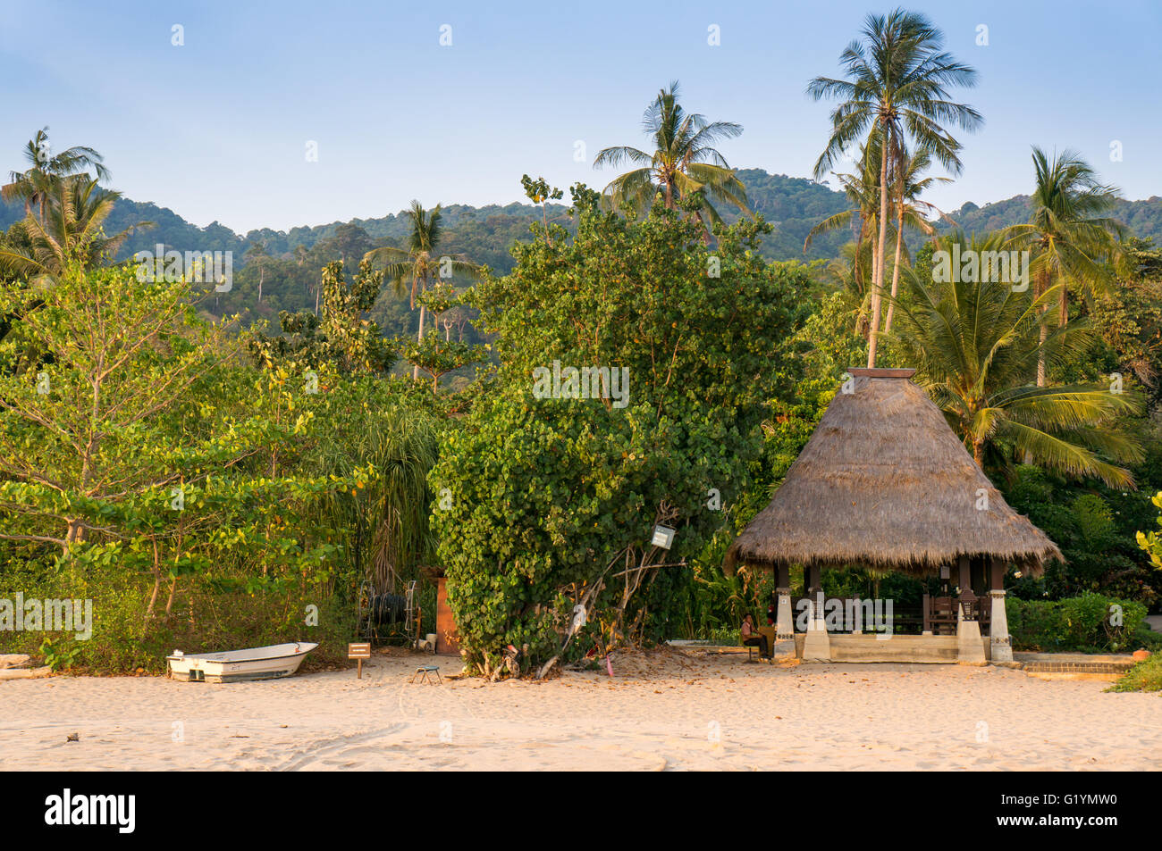 Tropical straw roof hut hi-res stock photography and images - Alamy