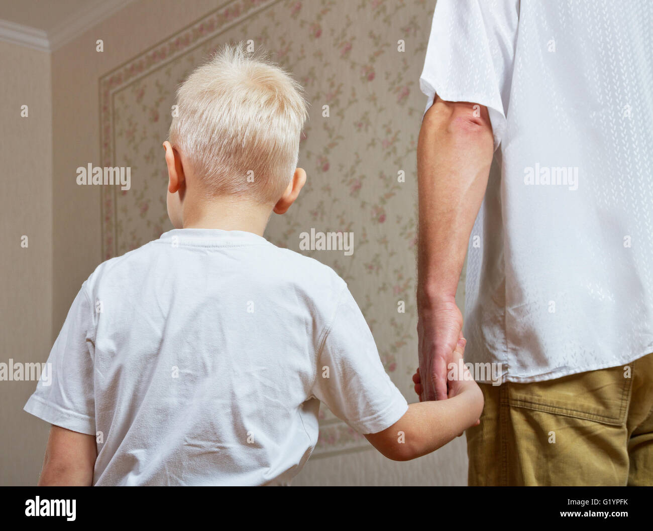 A little boy goes to his father Stock Photo - Alamy