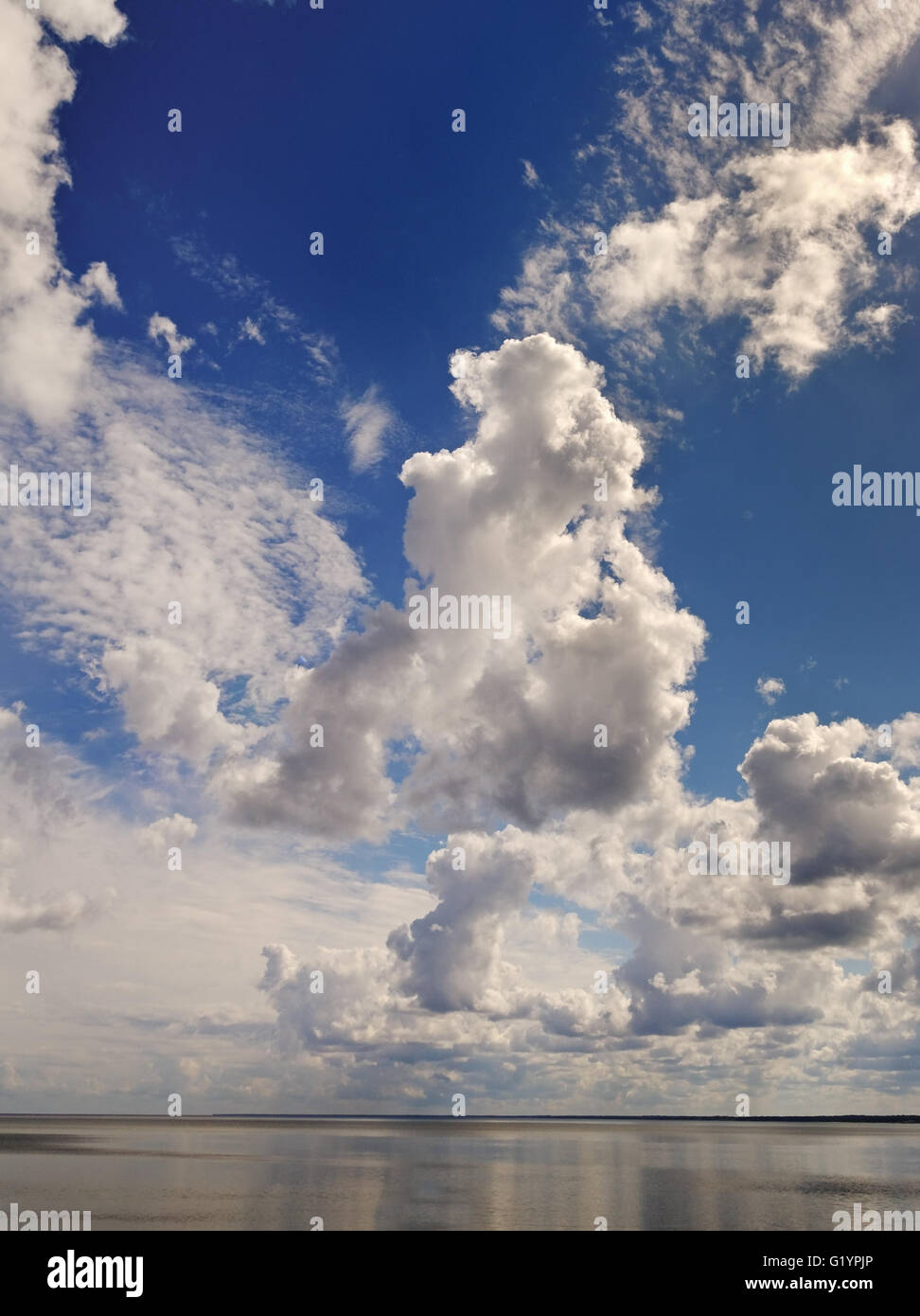 Cloudly background hi-res stock photography and images - Alamy