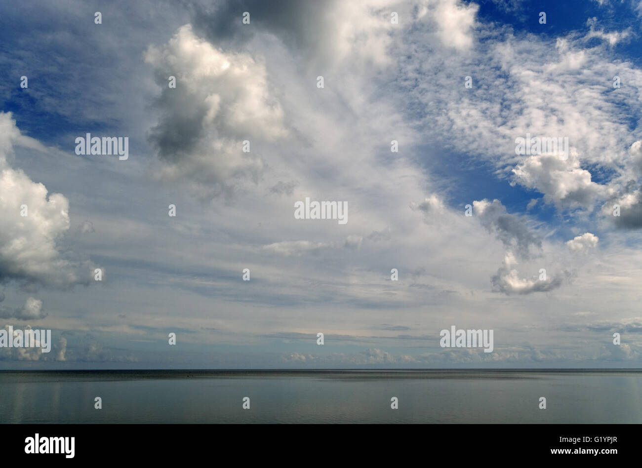 Cloudly background hi-res stock photography and images - Alamy