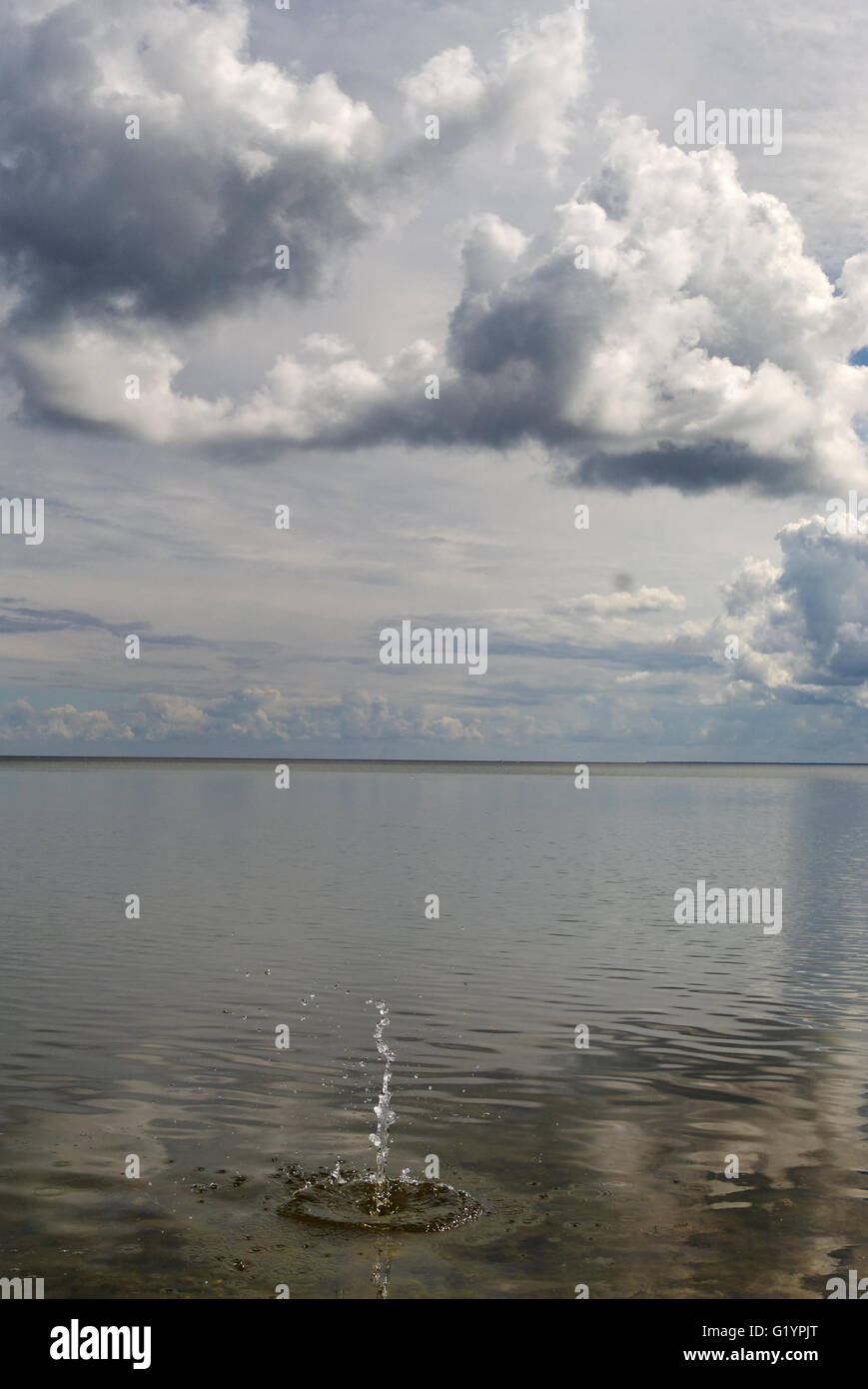Cloudly background hi-res stock photography and images - Alamy