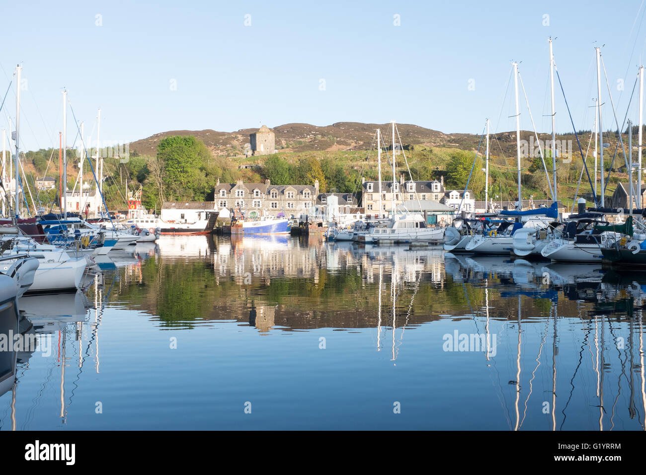 Tarbert Castle and harbour Stock Photo - Alamy