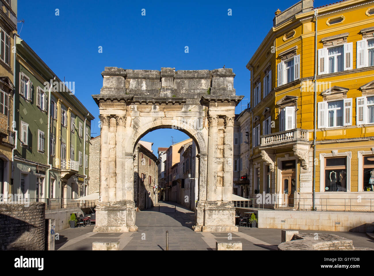 Golden Roman Gate (Sergius Arch) in Pula, Croatia Stock Photo - Alamy