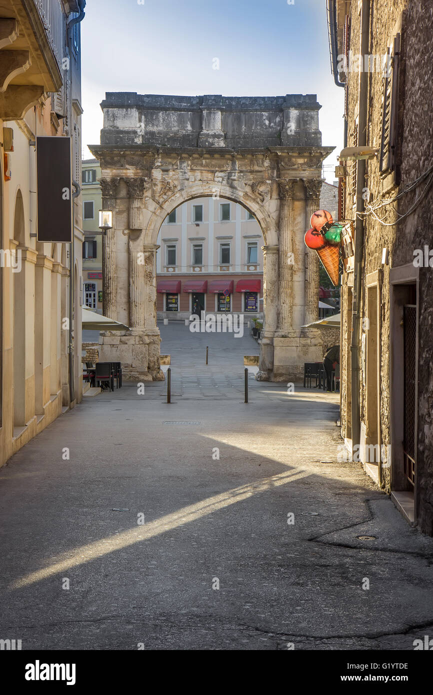 Golden Roman Gate (Sergius Arch) in Pula, Croatia Stock Photo - Alamy