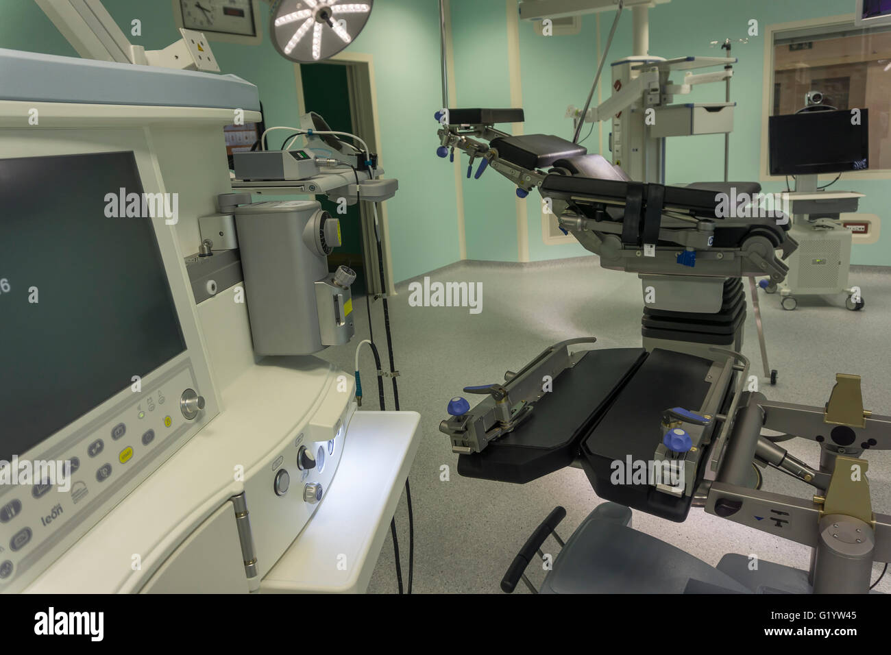 Medical devices in operating room hi-res stock photography and images ...