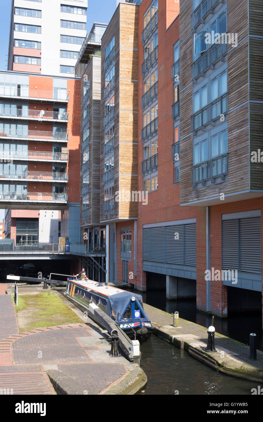 Birmingham and fazeley canal lock hi-res stock photography and images ...