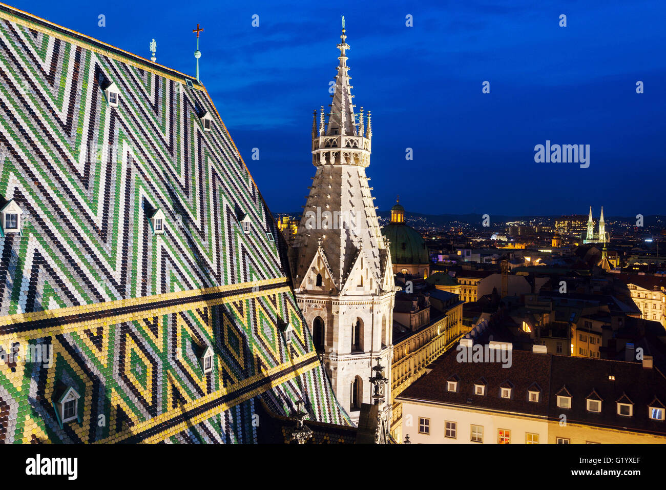 St stephens cathedral night vienna hi-res stock photography and images ...
